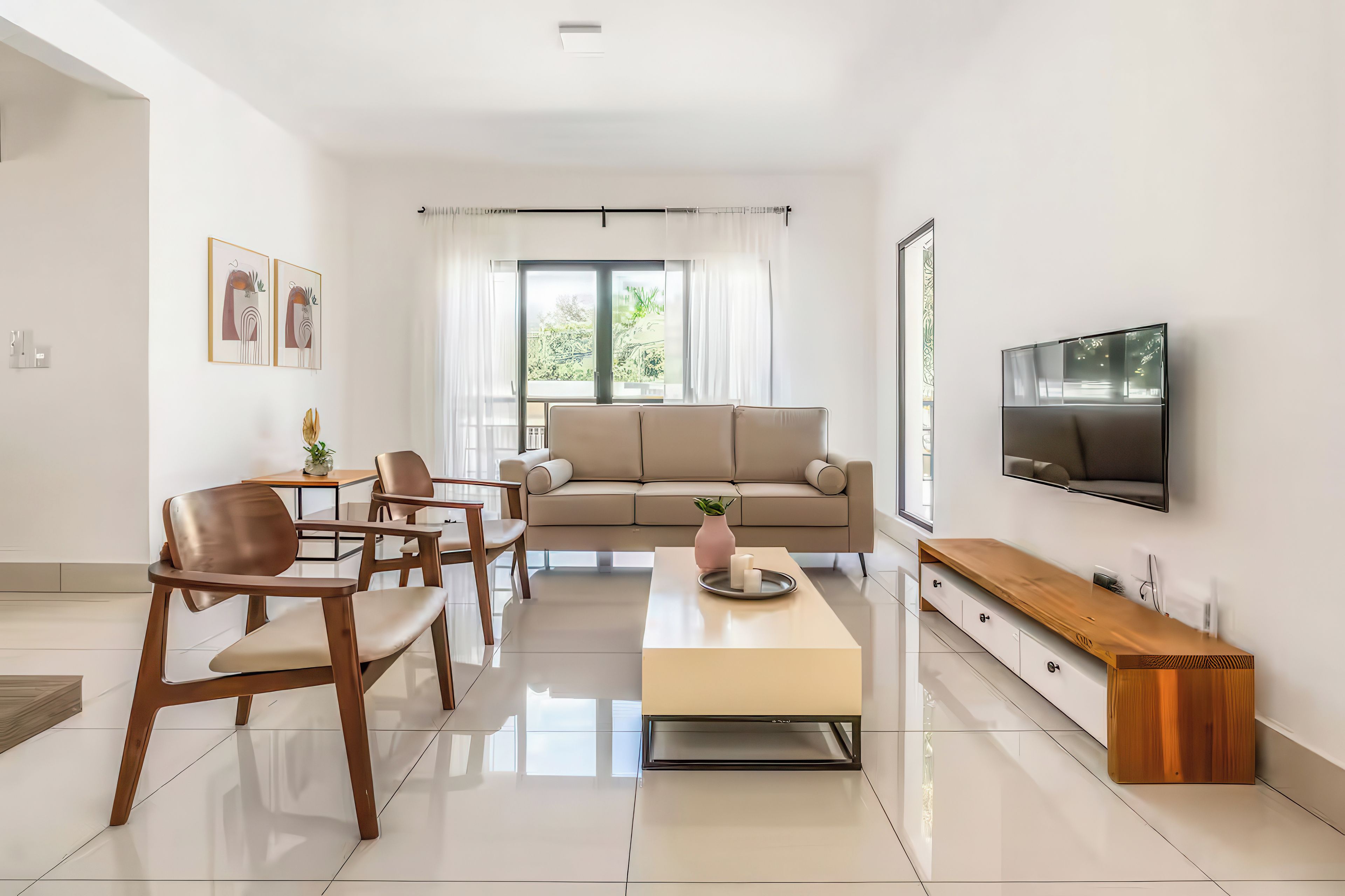 Uma sala de estar moderna com sofá, cadeiras, mesa de centro e televisão.