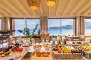 Buffet de café da manhã com vista panorâmica do oceano.