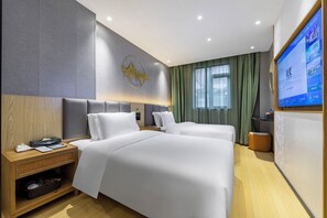 Quarto de hotel com duas camas, televisão, mesa de cabeceira de madeira e um objeto decorativo fixado na parede.