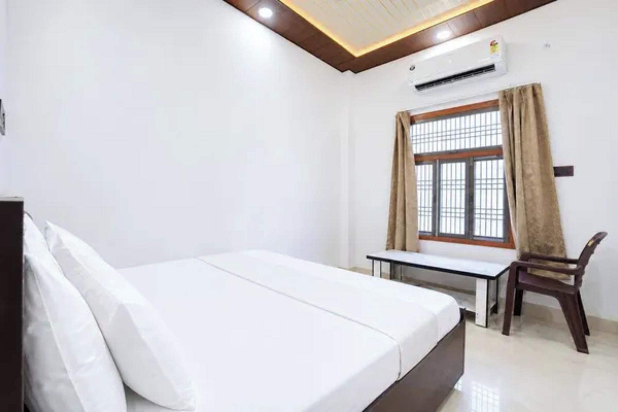 Quarto com cama, escrivaninha e cadeira.