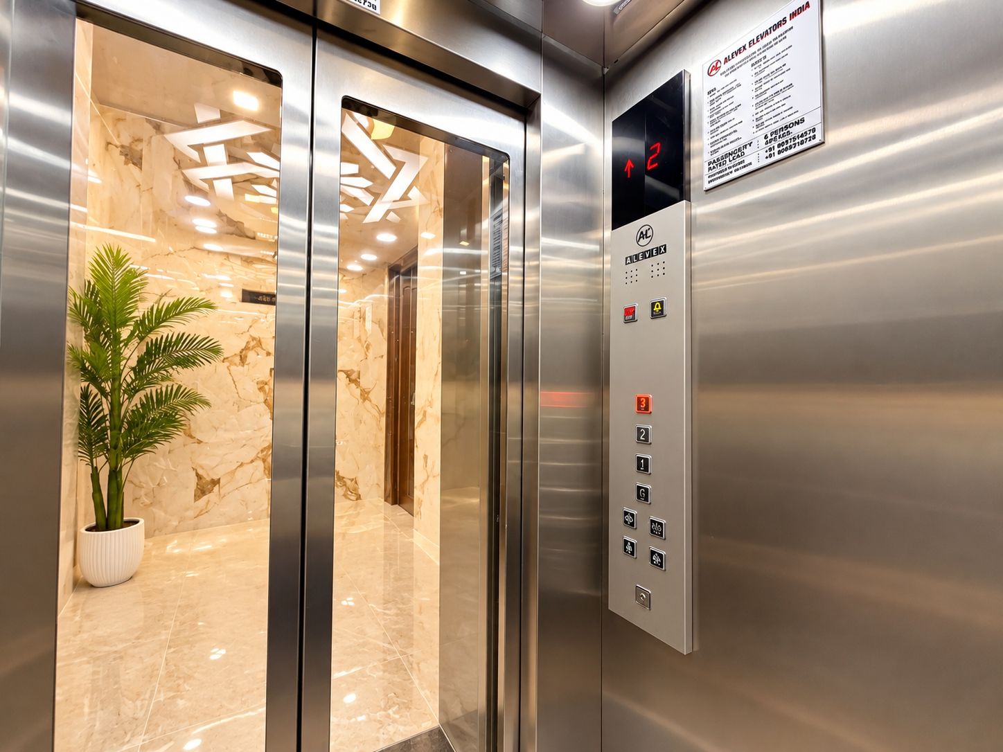 Interior de elevador com piso de mármore, planta em vaso e painel de controle com botões de seleção de andar.