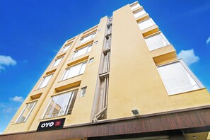 Um edifício de hotel com vários andares e céu claro.