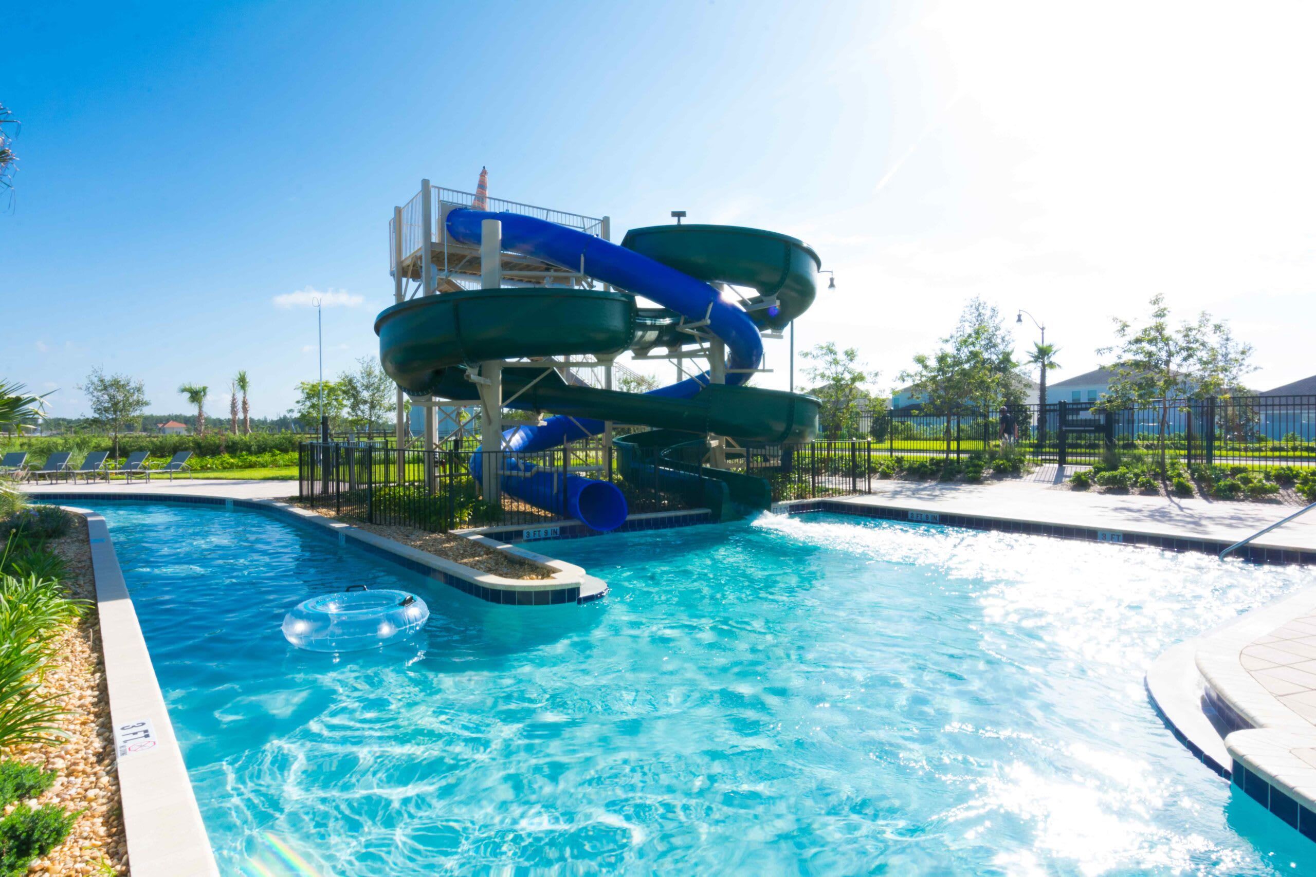 Um parque aquático com um toboágua em vários níveis e uma piscina.