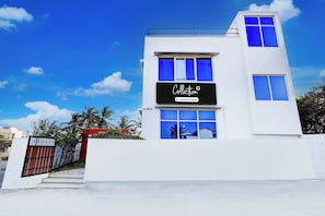 Um edifício moderno com uma placa que diz 'Collection Company-Serviced'.