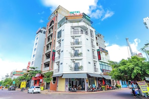 Hotel com vários andares, varandas, restaurante no térreo e placas com indicações de comodidades e serviços.