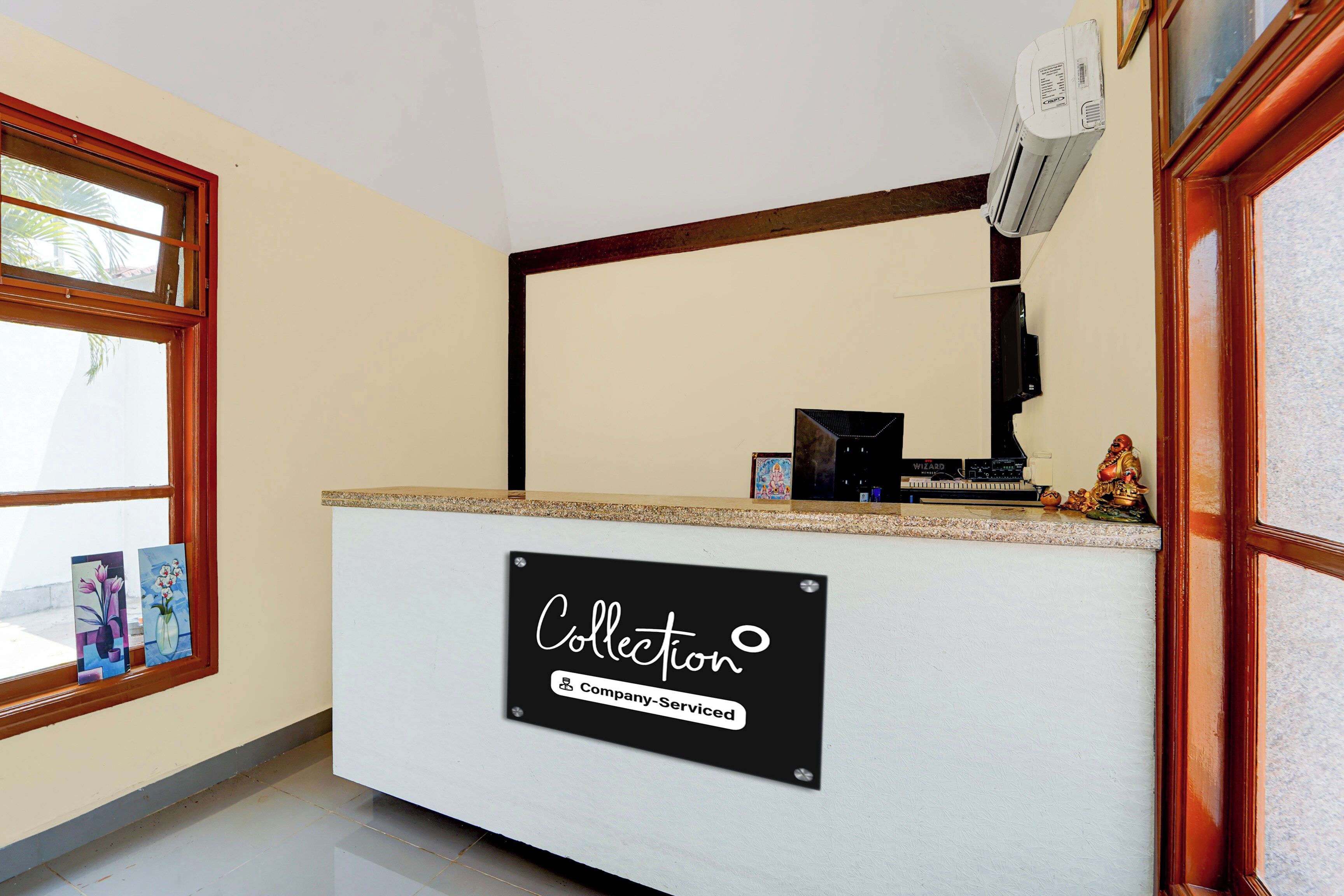 Bancada de recepção com placa indicando 'Empresa de Cobrança - Atendimento'.