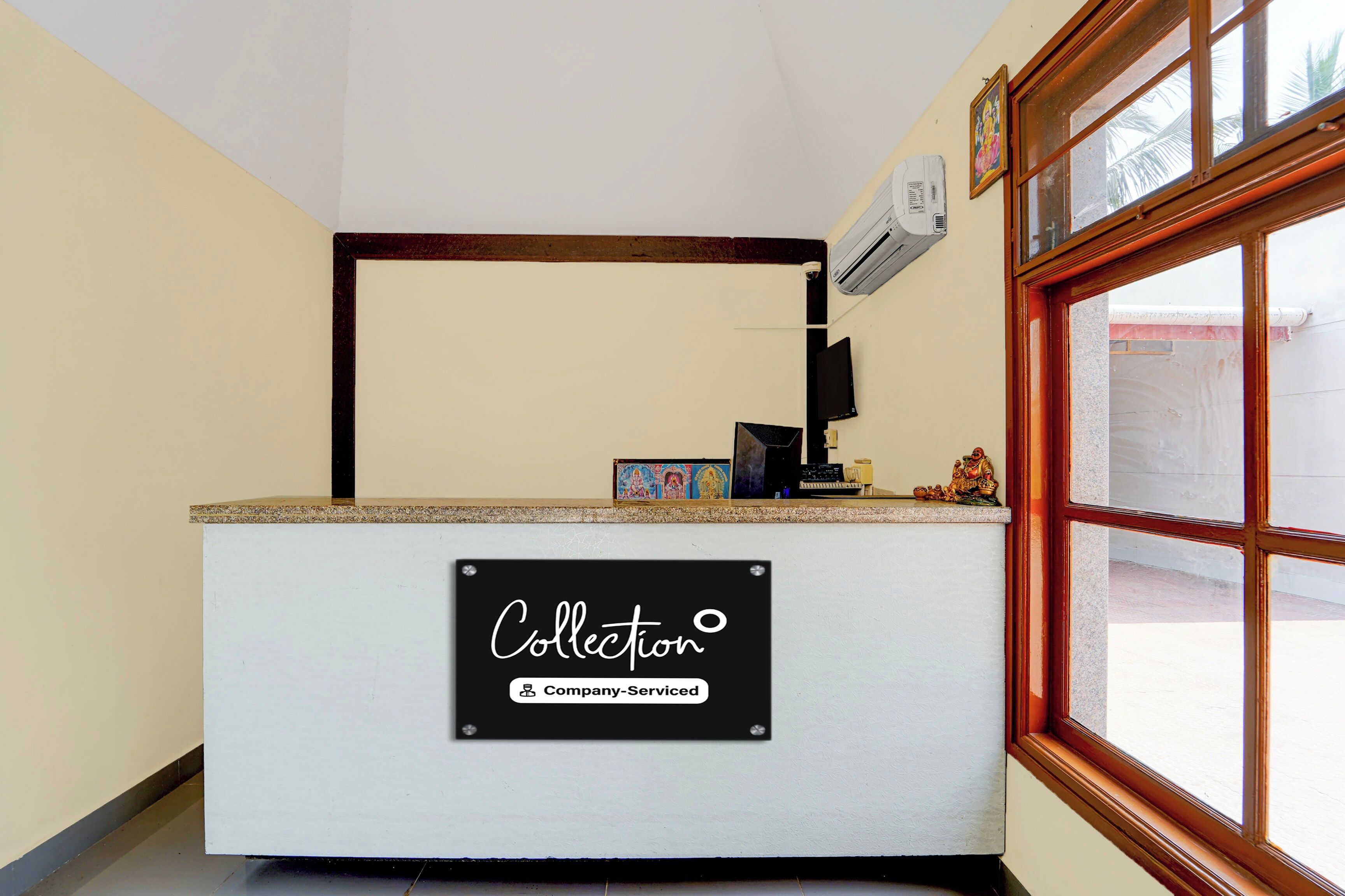 Balcão de recepção com uma placa que diz 'Empresa de Cobrança - Atendimento'.