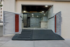 Entrada de prédio com rampa que leva a uma receção.