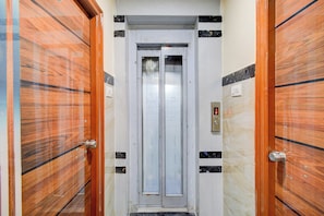 Corredor com porta que dá para um elevador.