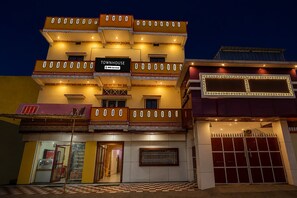 Um edifício de vários andares com uma placa indicando que é uma casa geminada.