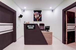 Balcão de recepção de hotel com aviso indicando serviço corporativo.