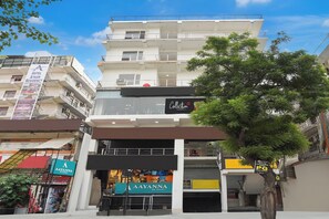 Um edifício de vários andares com uma placa indicando Hotel Ayaan Residency.