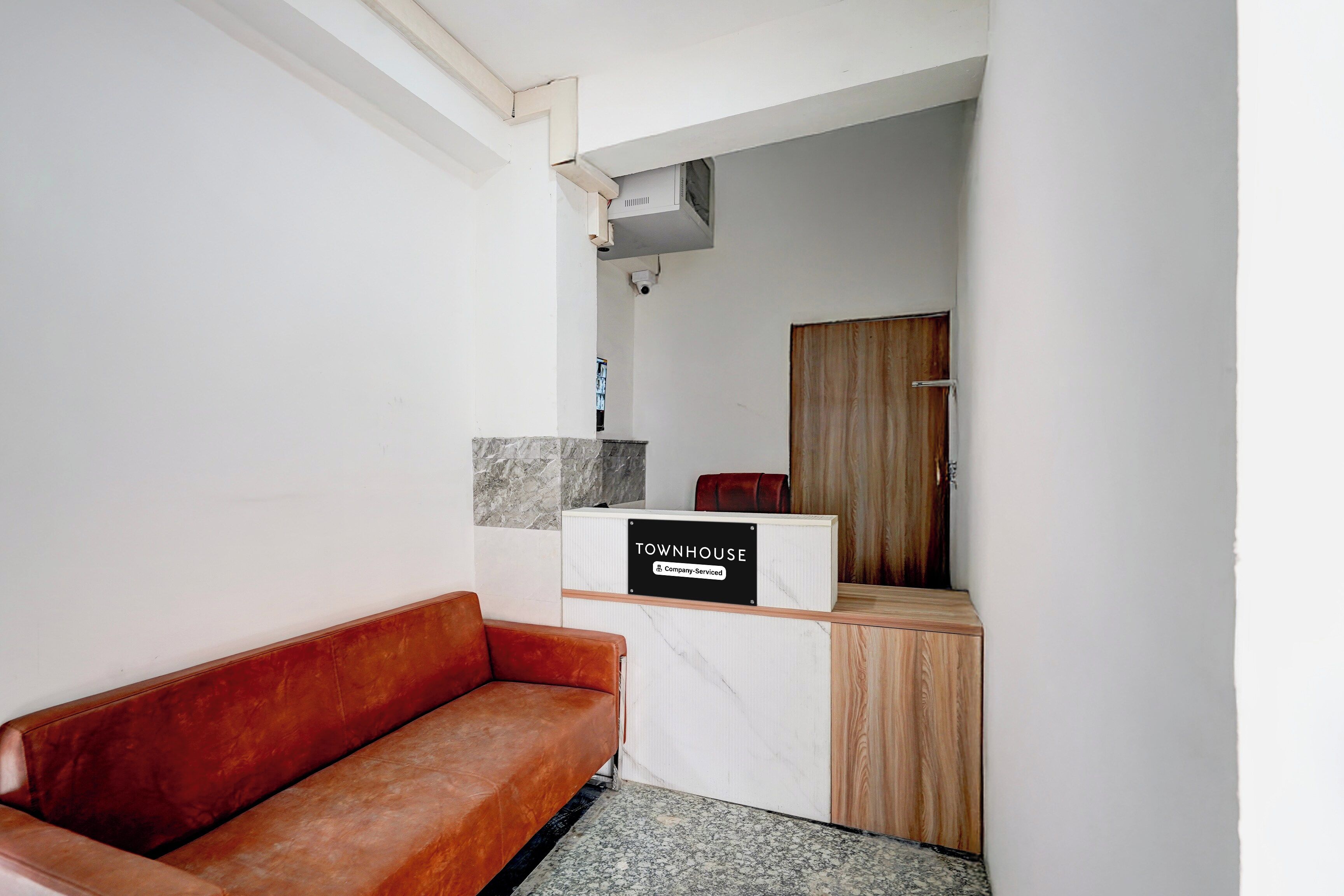 Uma área de recepção com uma placa indicando que é um local de serviço da empresa.