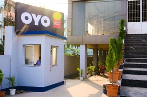 Um edifício com uma placa que diz 'OYO WESTIN REGENCY'.