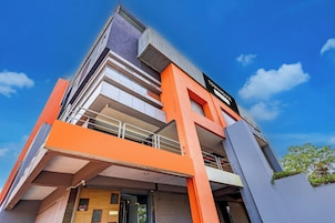 Um hotel com vários andares e design arquitetônico moderno, com varandas e área de recepção.