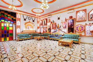 Quarto com móveis requintados, piso estampado e decoração de parede.