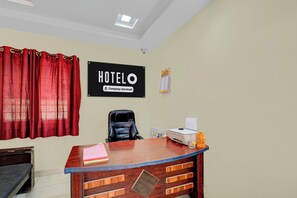 Balcão de recepção de hotel com uma placa que diz 'HOTEL Company Serviced'.