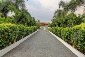 Caminho que leva a um edifício com uma placa que diz 'VALLEY'.