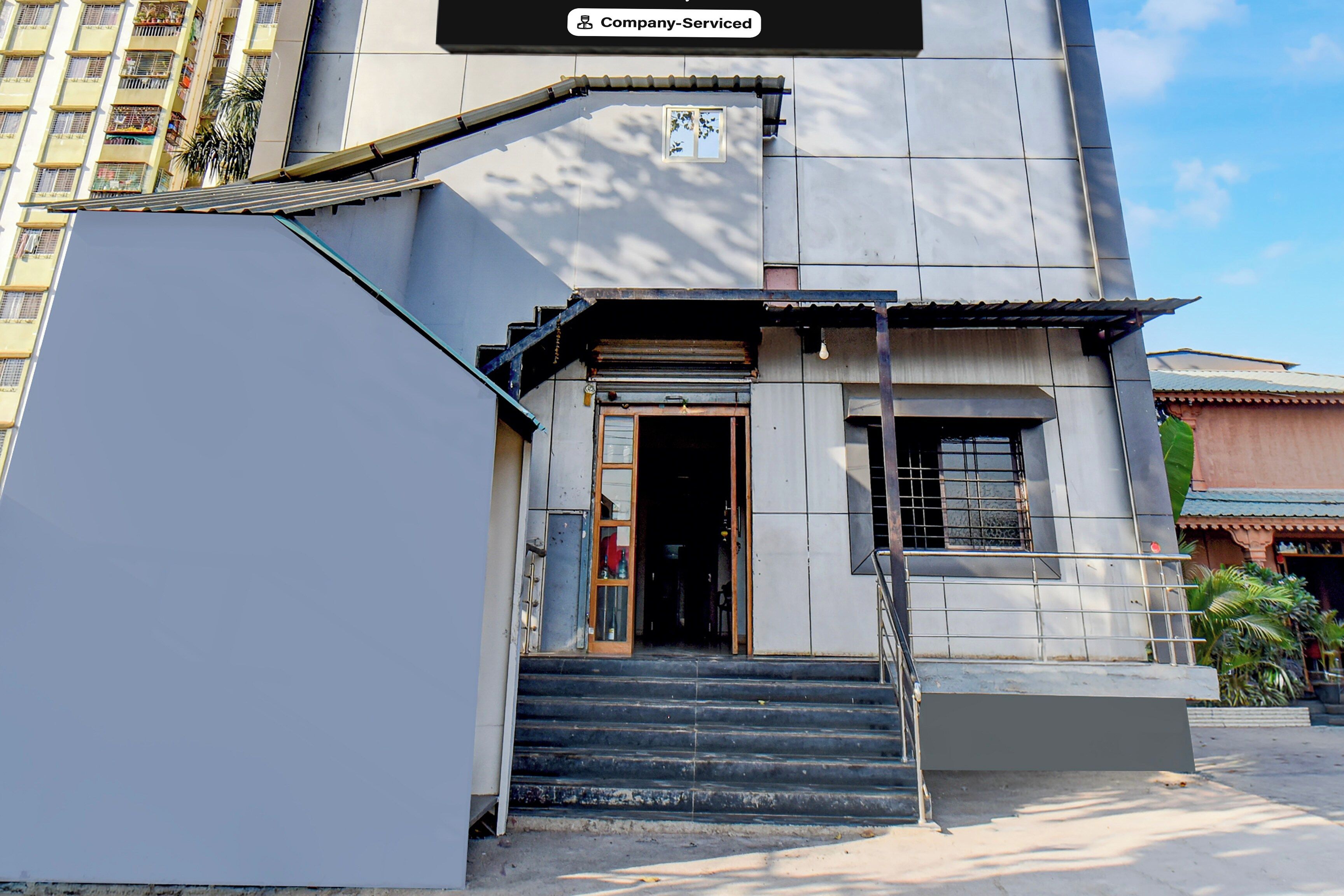 Edifício com placa indicando ser um local de serviço corporativo.
