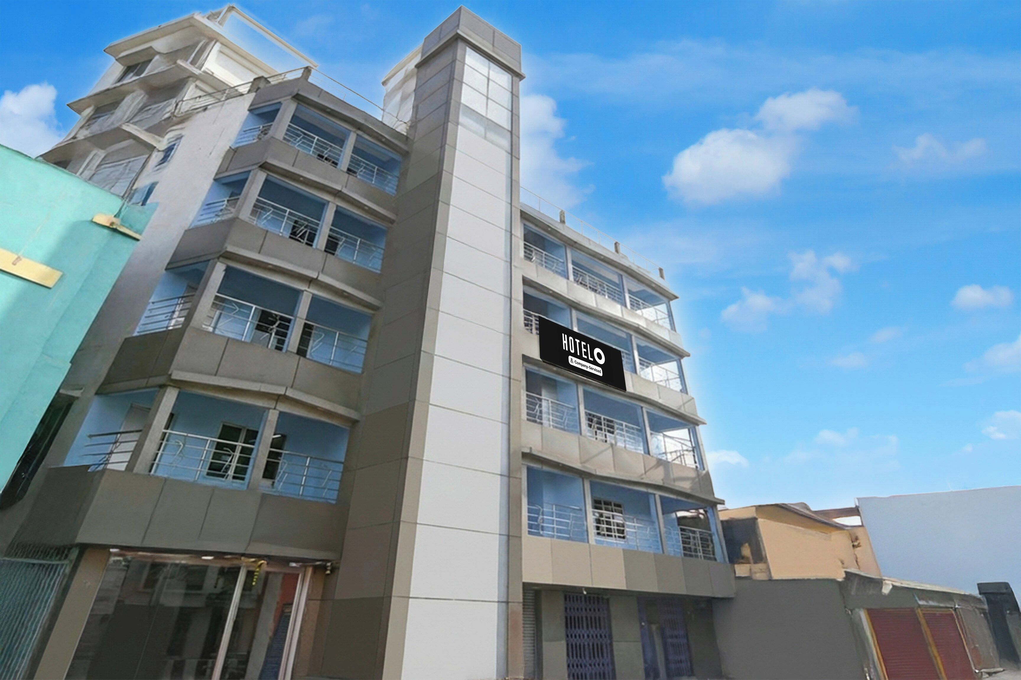 Um prédio de hotel com vários andares e uma placa grande com a inscrição 'AUTELO' na fachada.