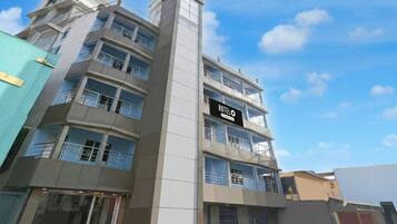 Um prédio de hotel com vários andares e uma placa grande com a inscrição 'AUTELO' na fachada.