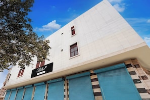 Um edifício com uma placa que diz 'Collection Company-Serviced'.