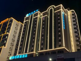 Um hotel de vários andares com sinalização iluminada e design arquitetônico moderno.