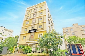 Edifício residencial com vários andares e placa indicando ser um apartamento de hotel.