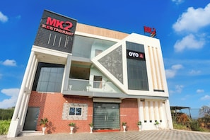 Um edifício moderno com destaque para o restaurante MK2, fachada de vidro e entrada visível.