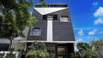 Um edifício moderno com uma placa que diz 'Collection Company-Serviced'.