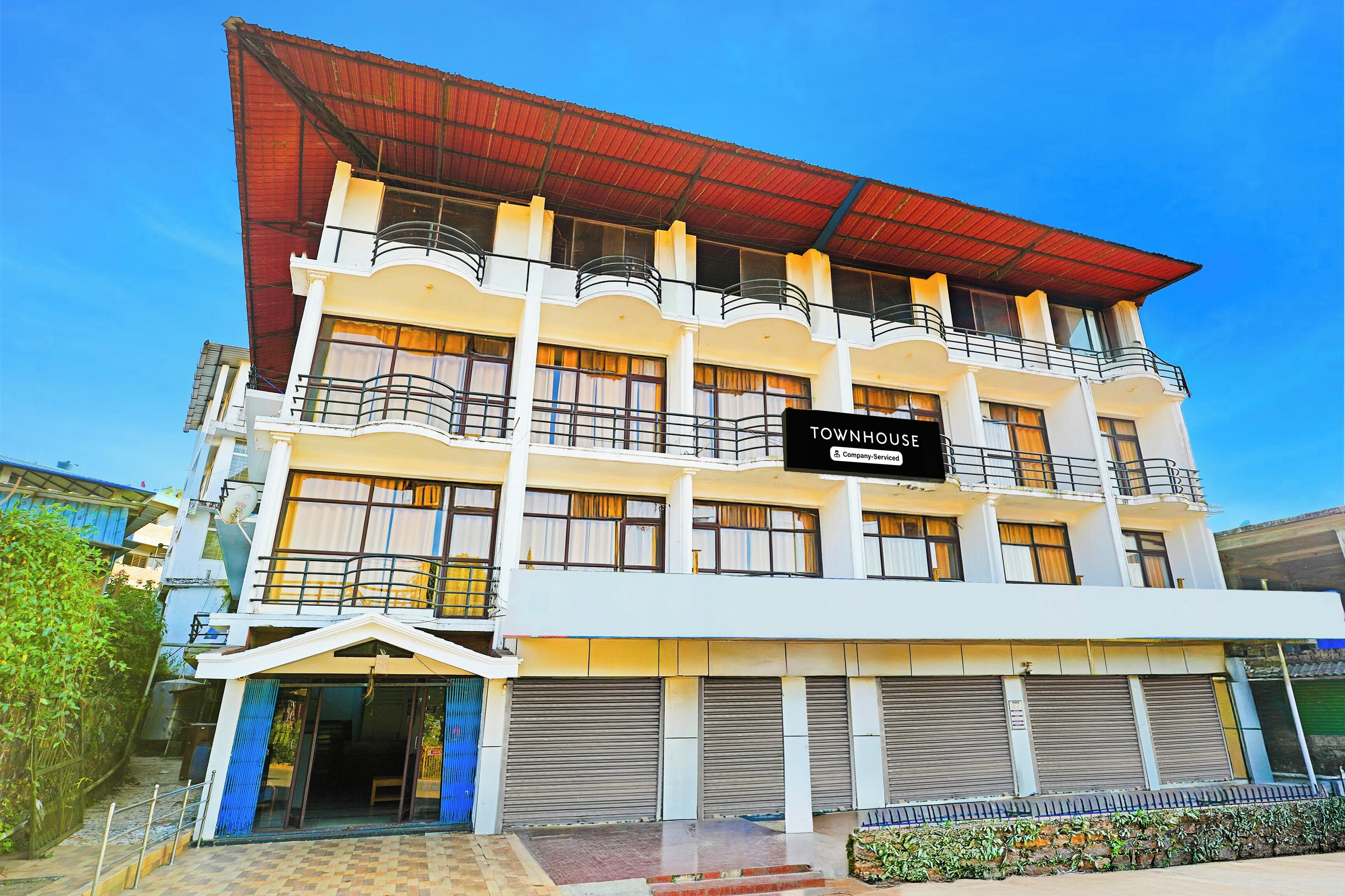 Edifício de vários andares com placa indicando ser um prédio de serviços da empresa.