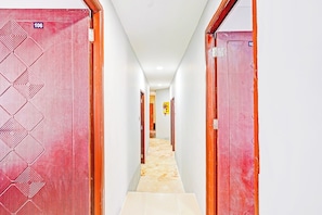 Corredor com portas numeradas 106 e 10, dando acesso a quartos.