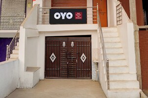 Entrada de um hotel com uma grande placa indicando 'OYO Hotel Royal Star and Restaurant'.