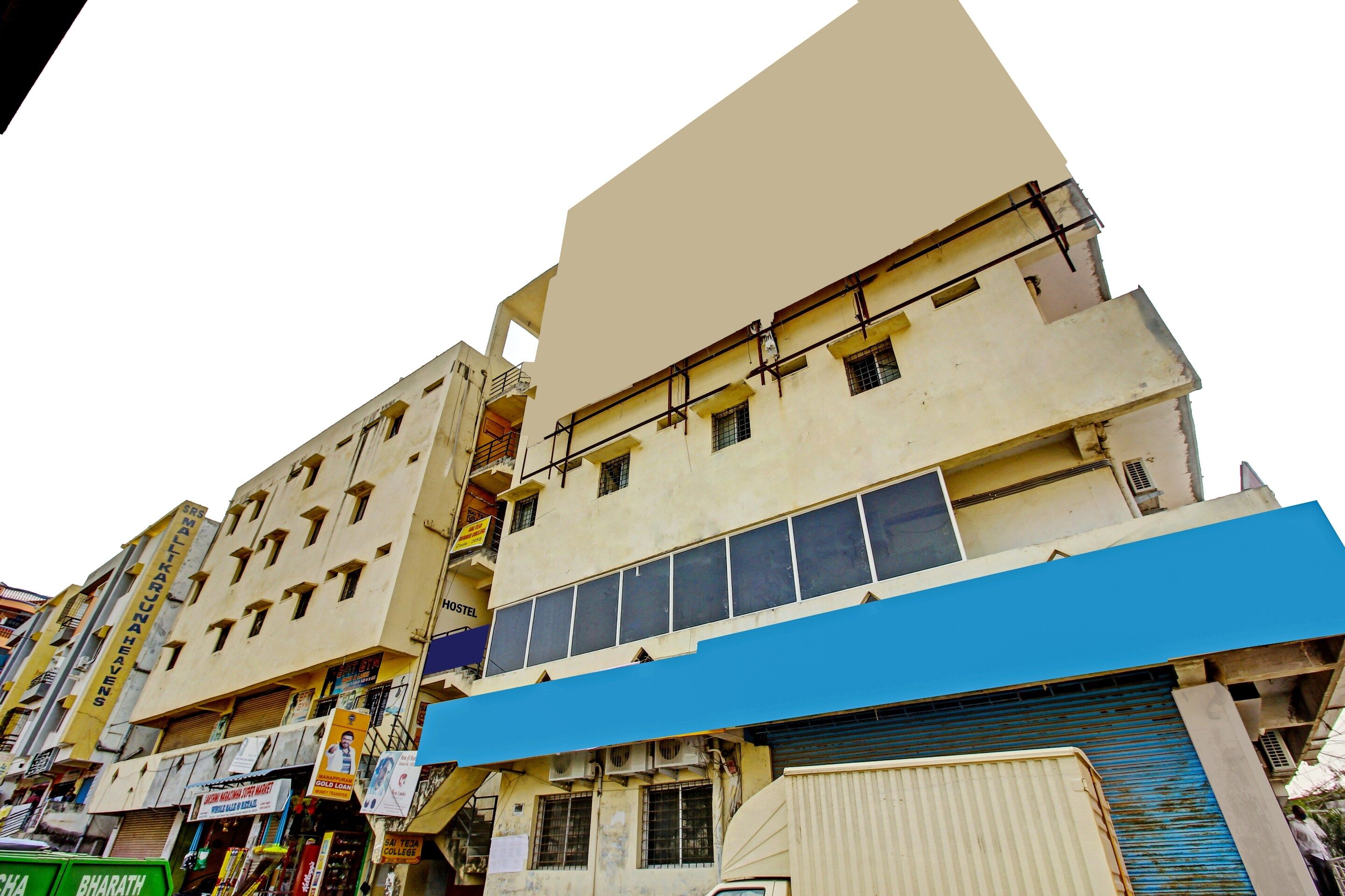 Edifício de vários andares com um hostel no andar térreo, várias janelas e uma cobertura azul.