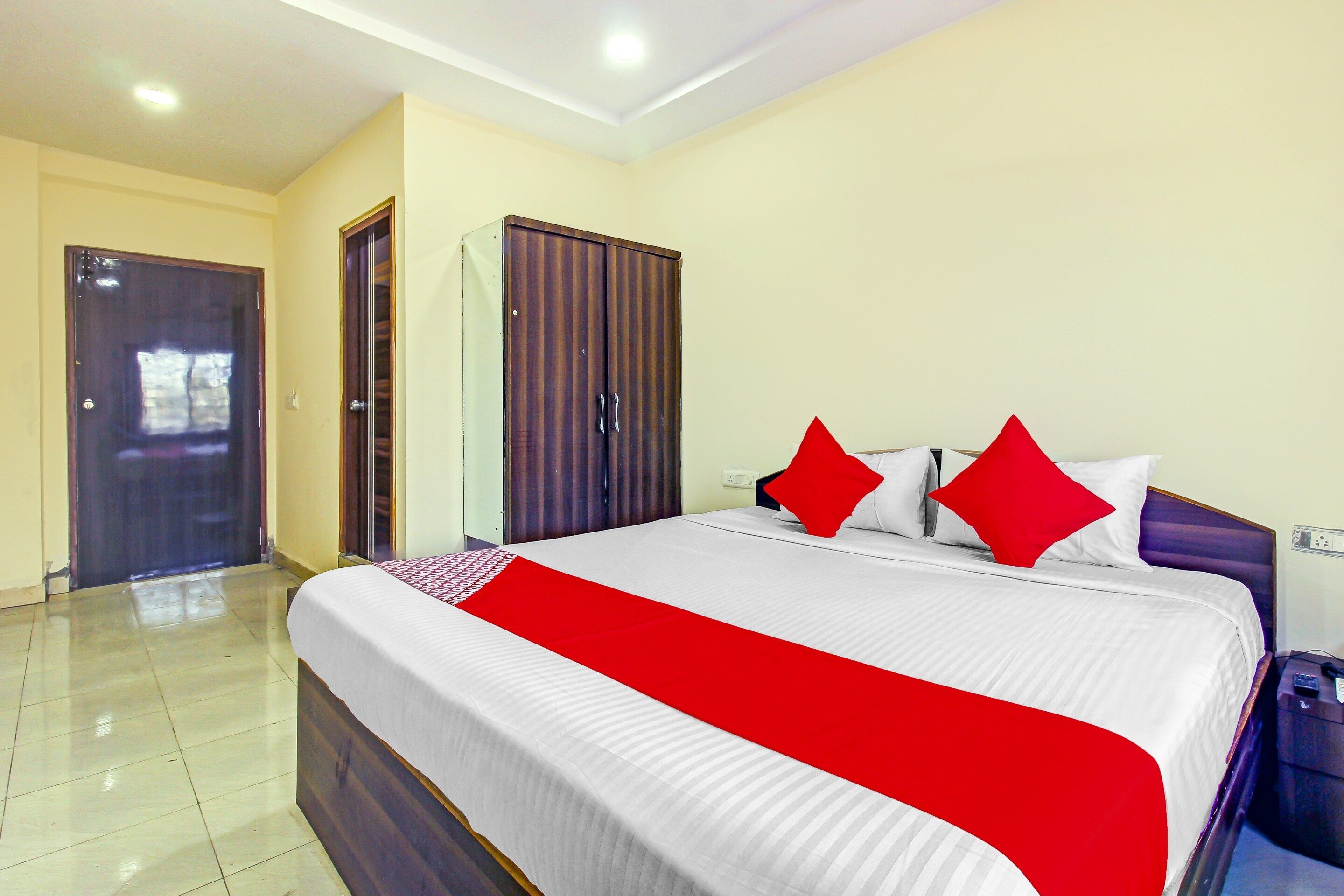 Quarto de hotel com uma cama grande, um guarda-roupa e uma casa de banho.