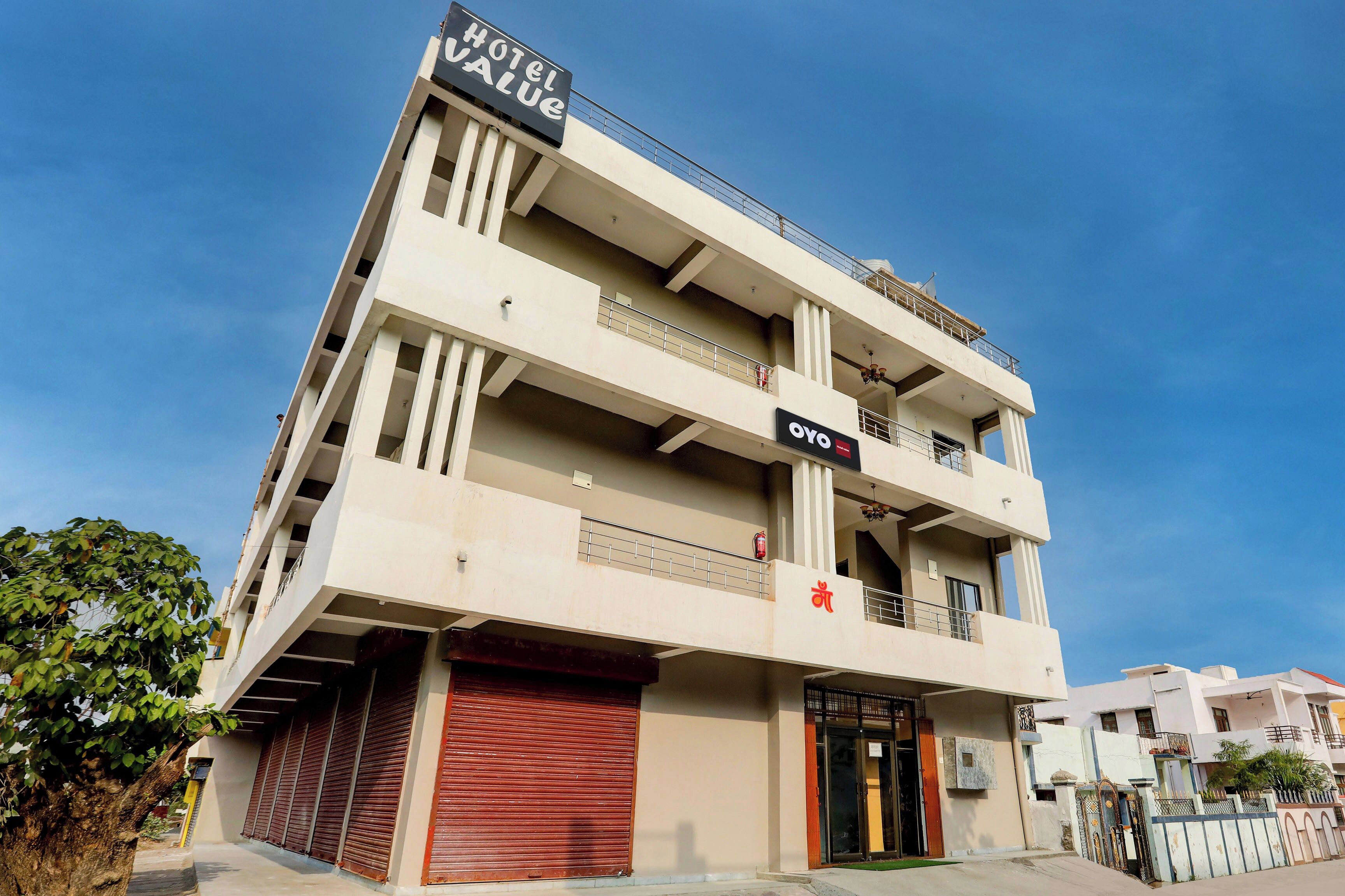 Edifício de hotel com vários andares e uma placa com a inscrição 'Hotel Value'.