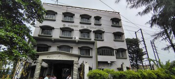 Um edifício de vários andares com uma placa de entrada que diz 'HIGHWAY INN INTERNATIONAL'.
