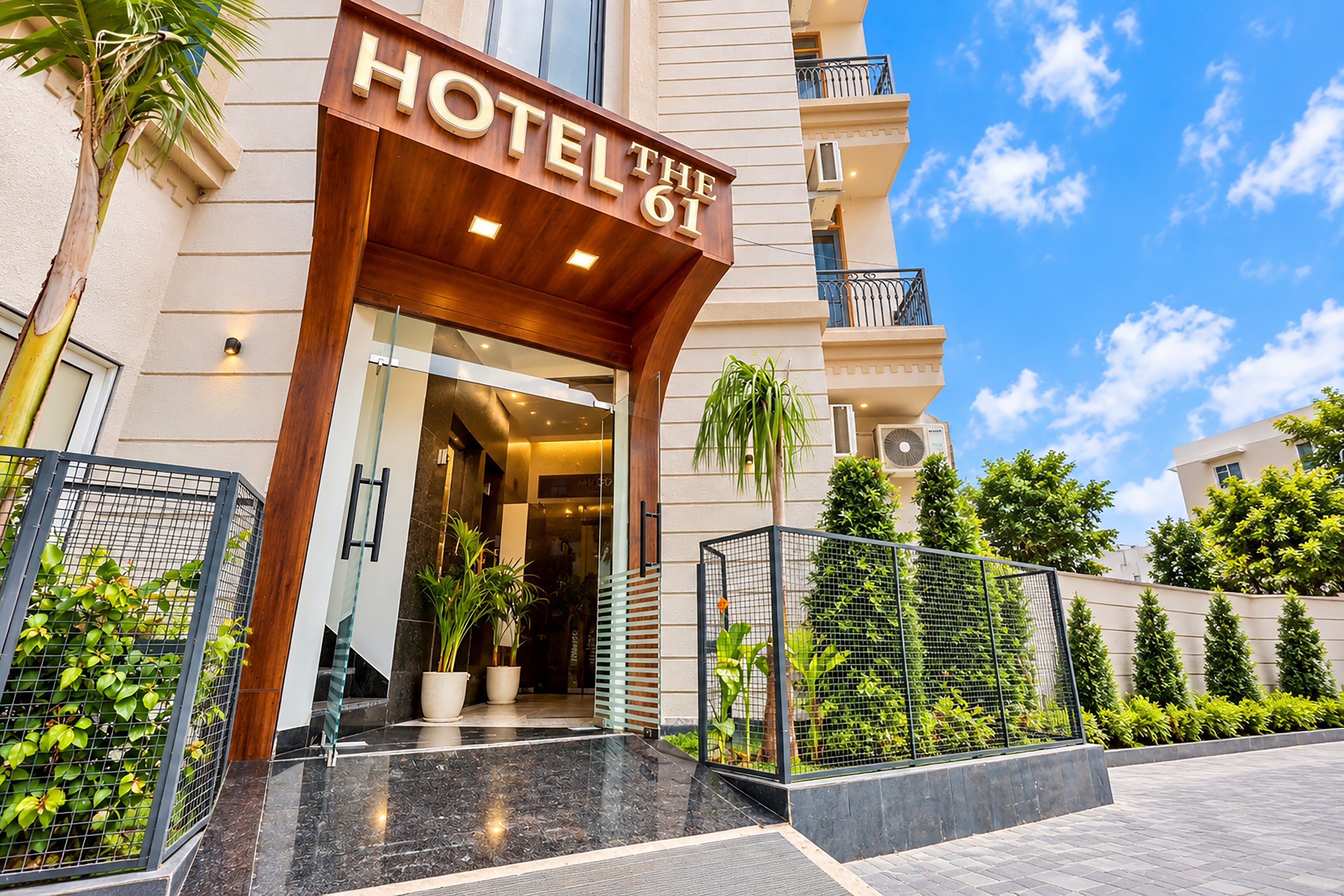 Entrada de um hotel com uma placa indicando 'HOTEL 61'.