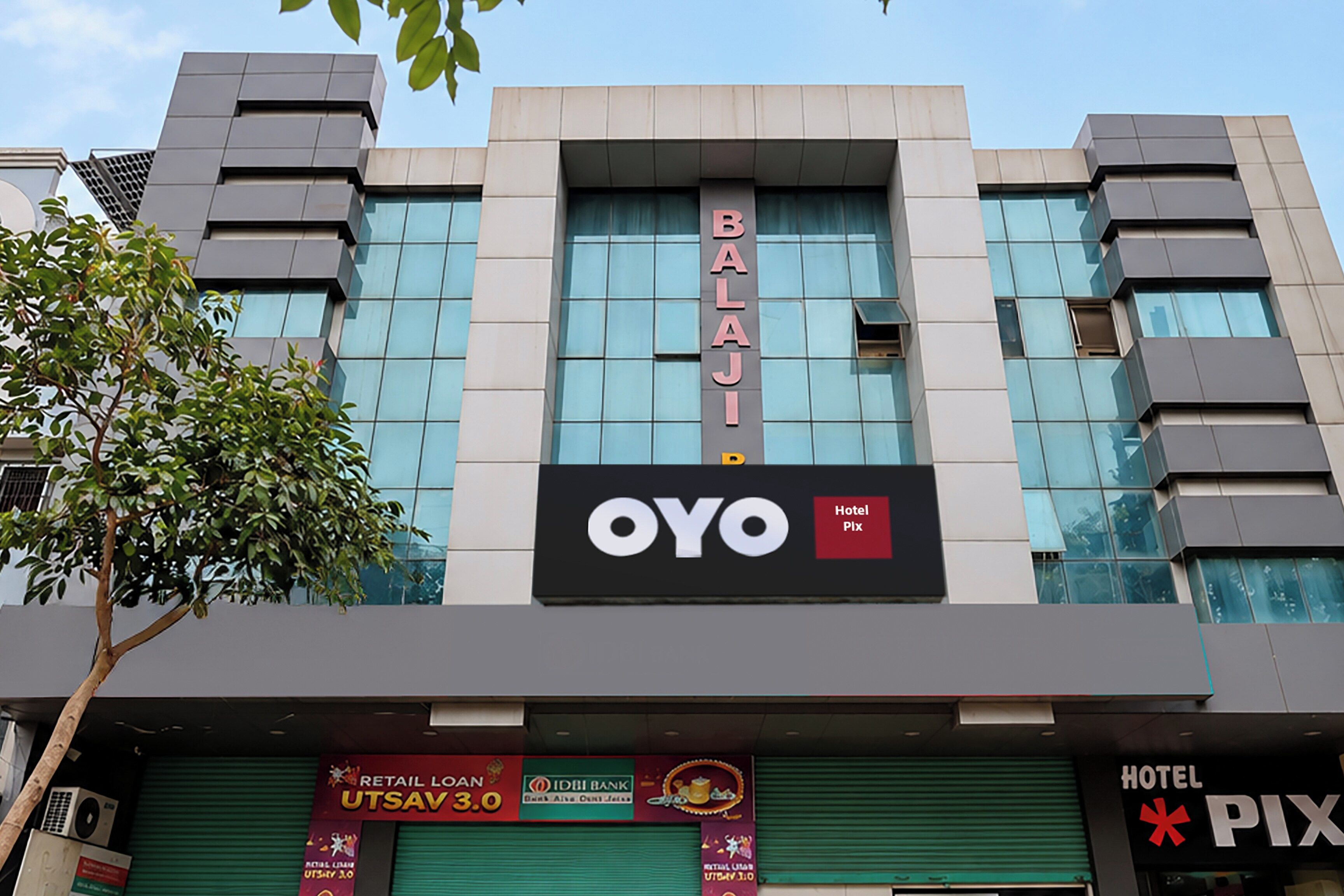 Um hotel chamado 'Balaji' com uma placa 'OYO' bem visível, indicando uma parceria ou marca.