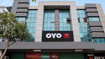 Um hotel chamado 'Balaji' com uma placa 'OYO' bem visível, indicando uma parceria ou marca.