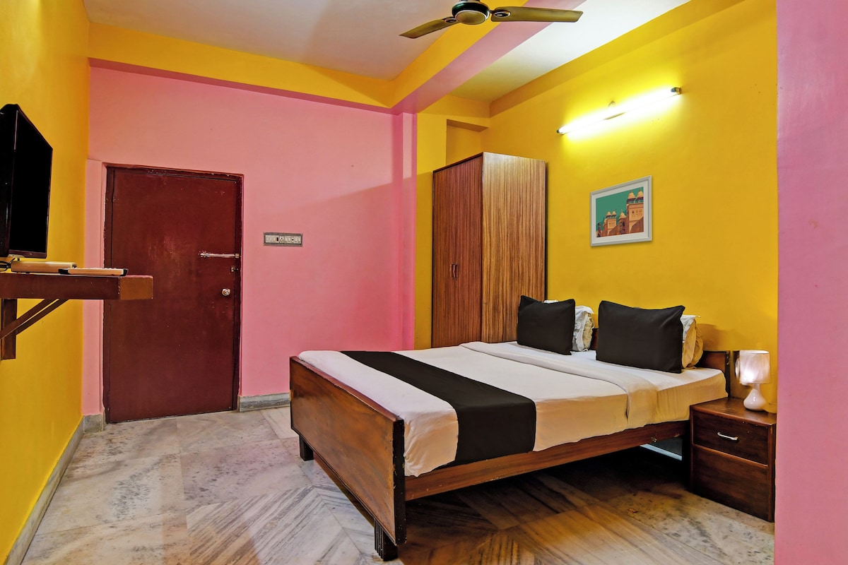 Quarto com cama, mesa de cabeceira, armário e ventoinha no teto.