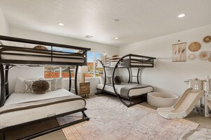 Quarto com beliche, tapete e decoração nas paredes.