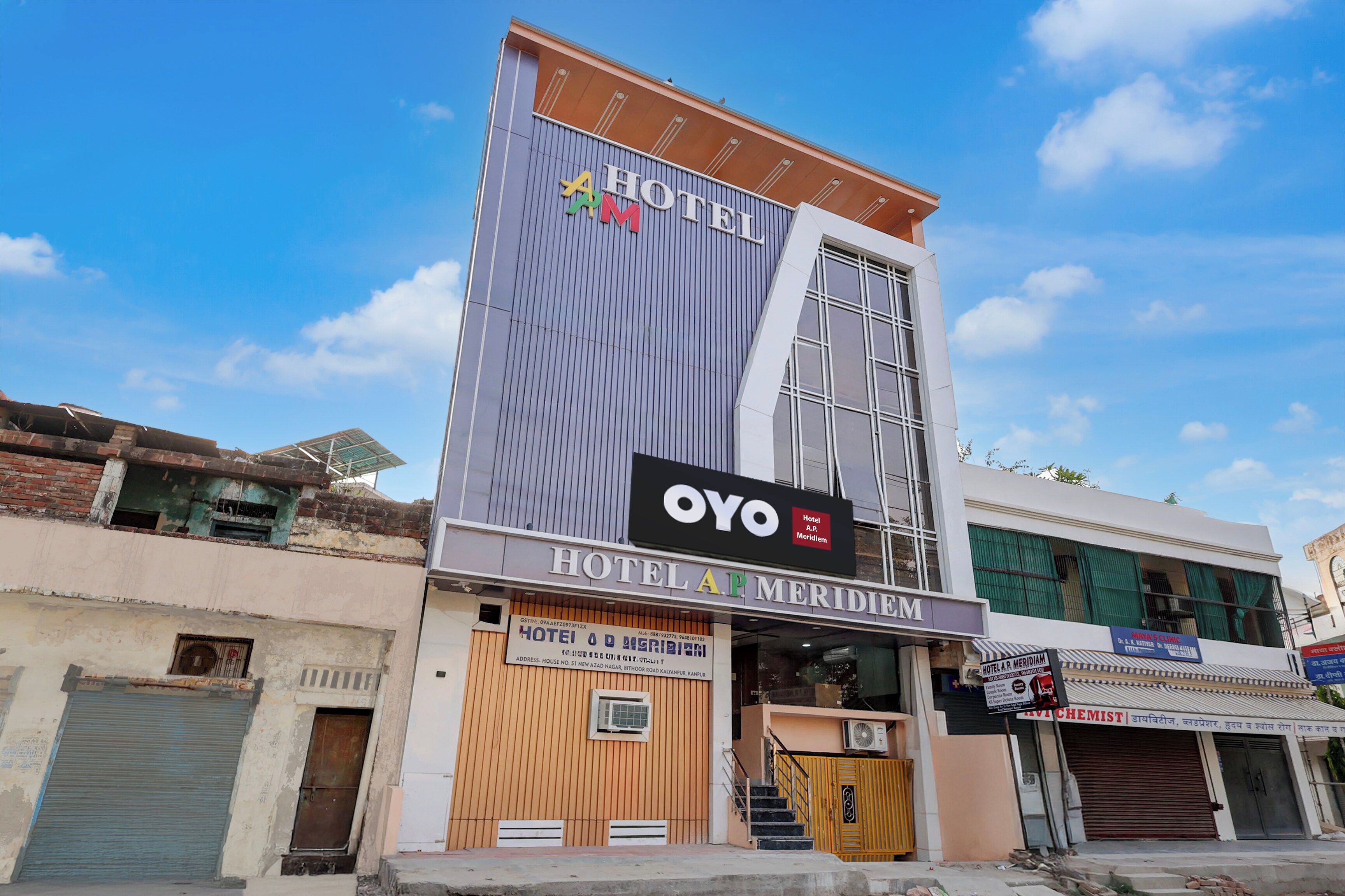 Um hotel com vários andares, com destaque para a placa que indica 'Hotel A.P. Meridian' e 'OYO Hotel'.