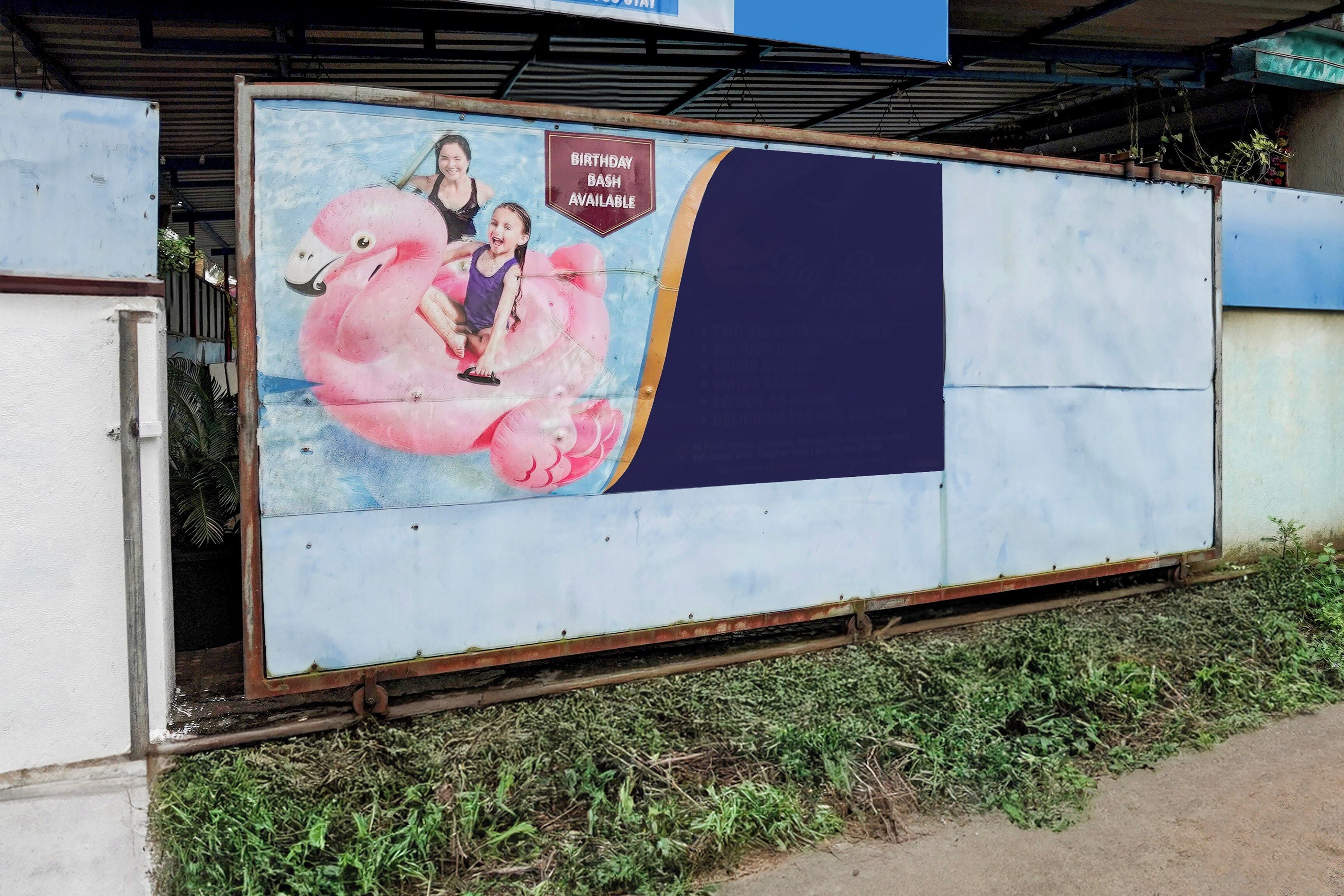 Um outdoor com anúncio de festa de aniversário, apresentando um flamingo rosa e duas crianças.