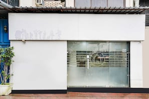 Fachada de edifício com placa legível mostrando a palavra 'CRUZAR'.