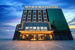 Um edifício moderno de hotel com uma placa de destaque que diz 'CITY COMFORT HOTEL PREMIER'.