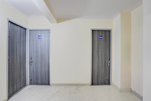 Um corredor com duas portas fechadas, cada uma com um número.