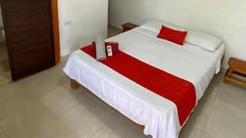 Quarto com cama, mesa de cabeceira, guarda-roupa e ar condicionado.