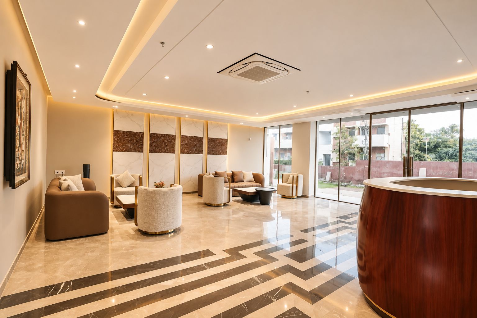 Um lobby moderno com balcão de recepção, área de estar e grandes janelas.