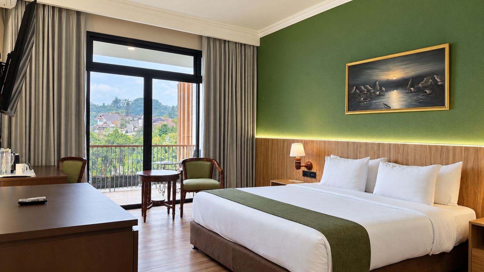 Quarto de hotel com cama grande, escrivaninha, cadeira, mesa de cabeceira e um quadro na parede.